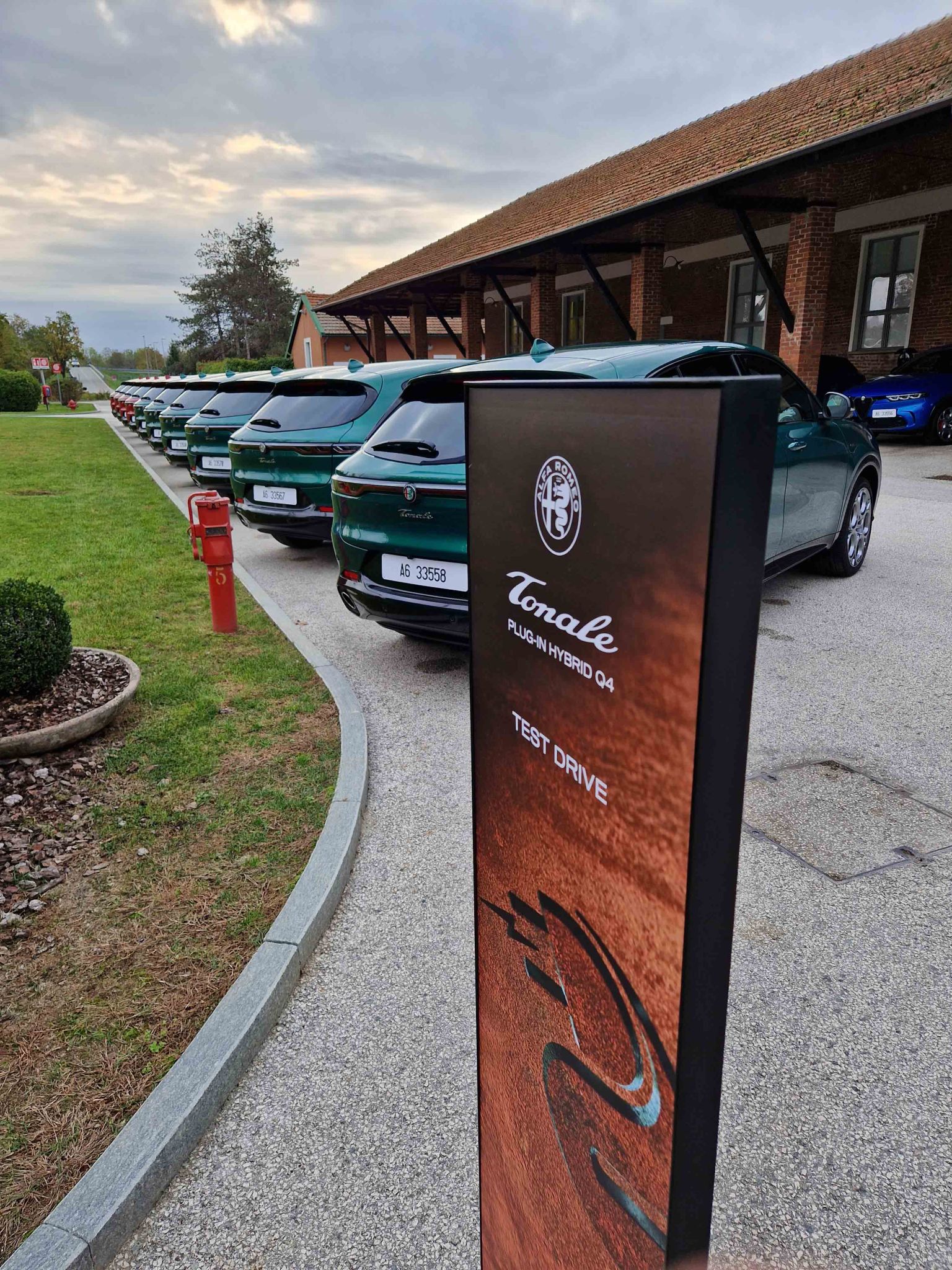 We drove the Alfa Romeo Tonale Plug-In Hybrid Q4 in Balocco: the ...